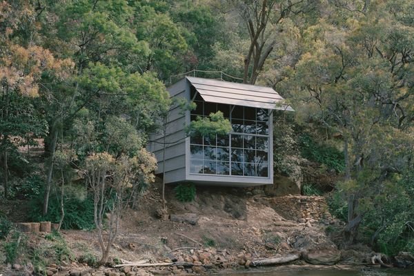 An all-timber shack on a creek edge | ArchitectureAu