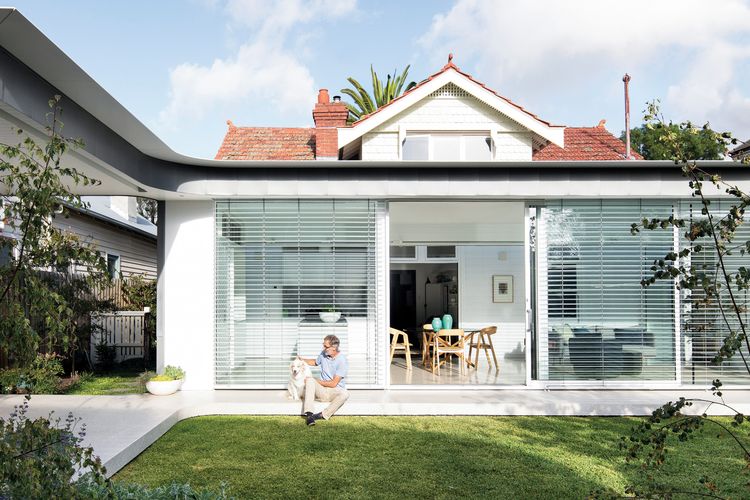 Recessive yet bold: Outside In House | ArchitectureAu