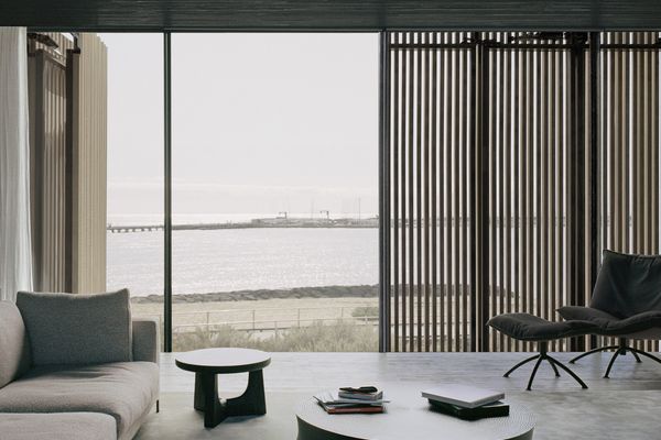 Motorised bifold screens at House on the Bay | ArchitectureAu