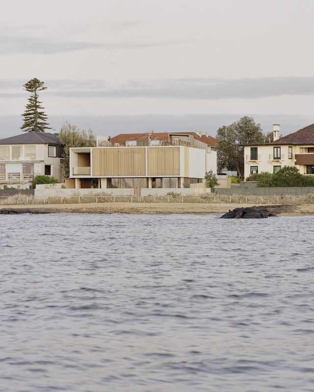 Motorised bifold screens at House on the Bay | ArchitectureAu
