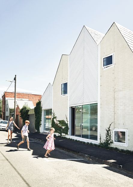 Cacophony of roofs: Rae Rae House | ArchitectureAu