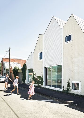 Cacophony of roofs: Rae Rae House | ArchitectureAu