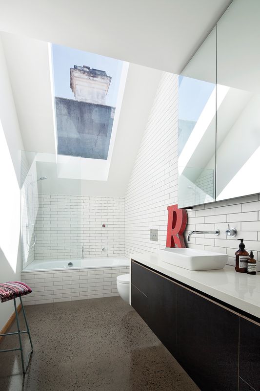 Old, new, borrowed, blue: Stray House | ArchitectureAu