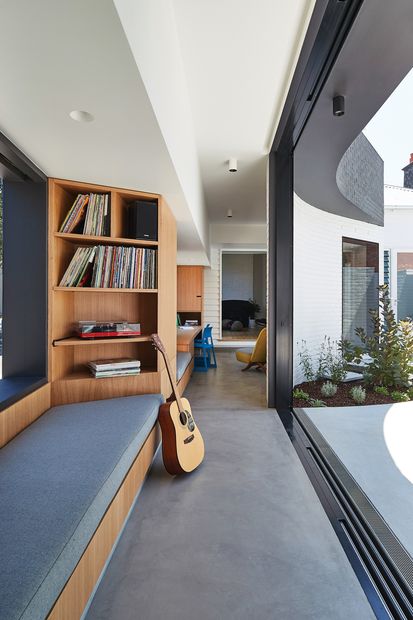 Open and shut: Perimeter House | ArchitectureAu